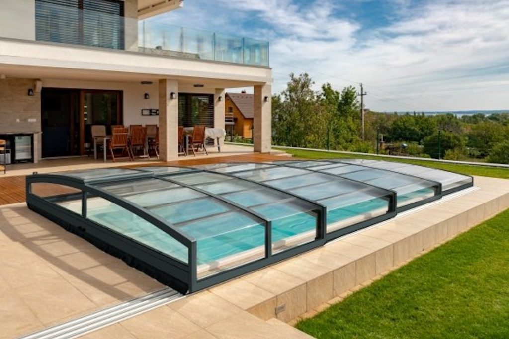 Sicher und trendy mit Poolabdeckungen in den Sommer starten ...